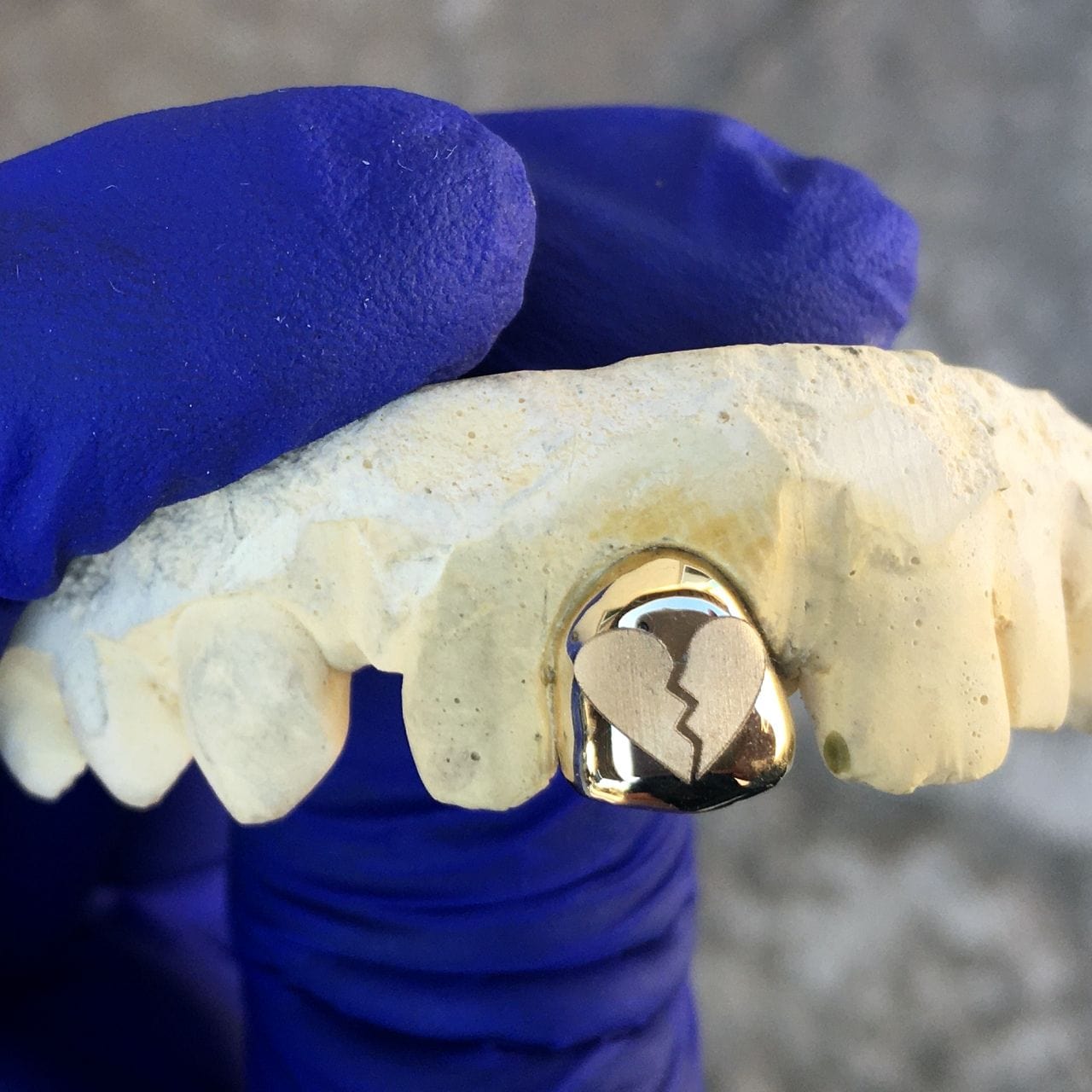 14K Gold Broken Heart Engraved Single Cap Custom Grillz (Choose Tooth)