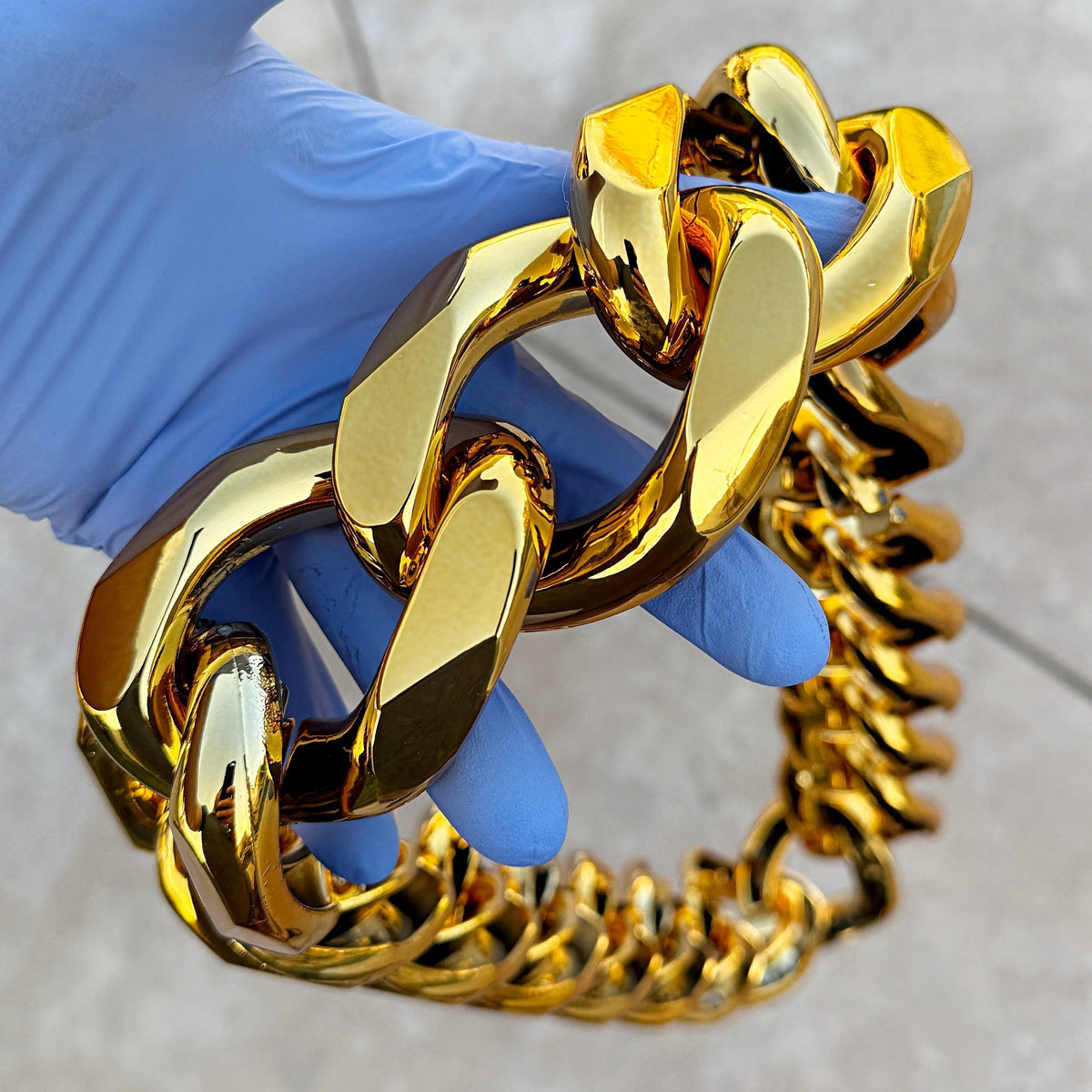 Huge Gold Plastic Cuban Link Chain – 60 mm Chunky Neckpiece