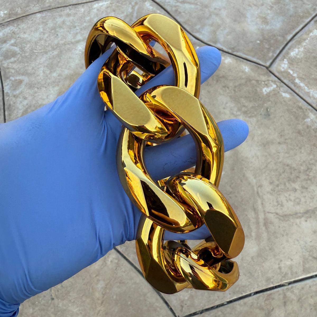 Huge Gold Plastic Cuban Link Chain – 60 mm Chunky Neckpiece