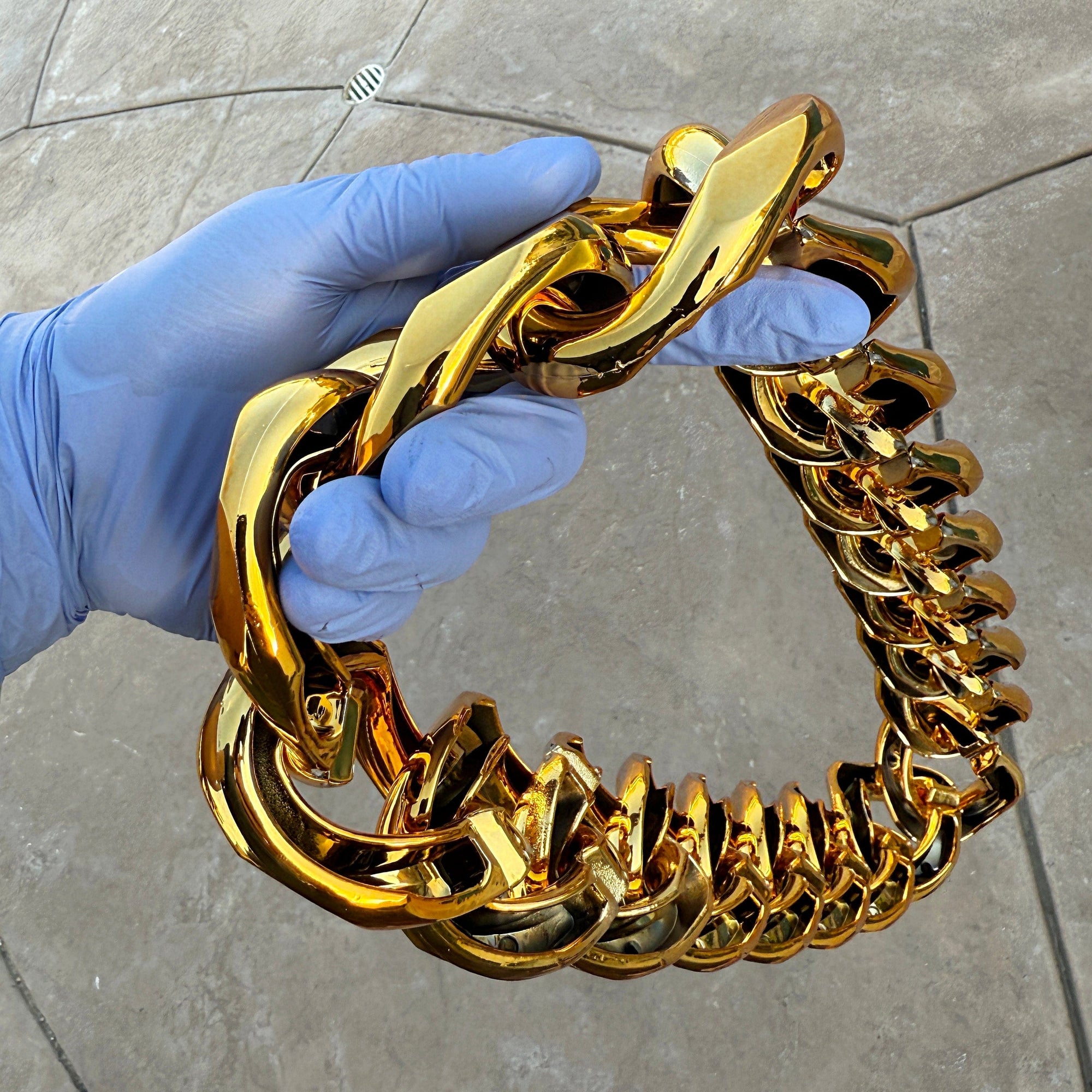Huge Gold Plastic Cuban Link Chain – 60 mm Chunky Neckpiece